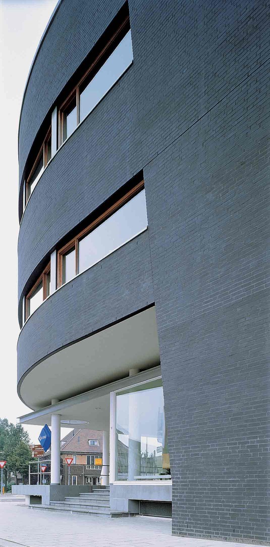 BEA Caxton Caxton Brilliant Black | BEA Building Products